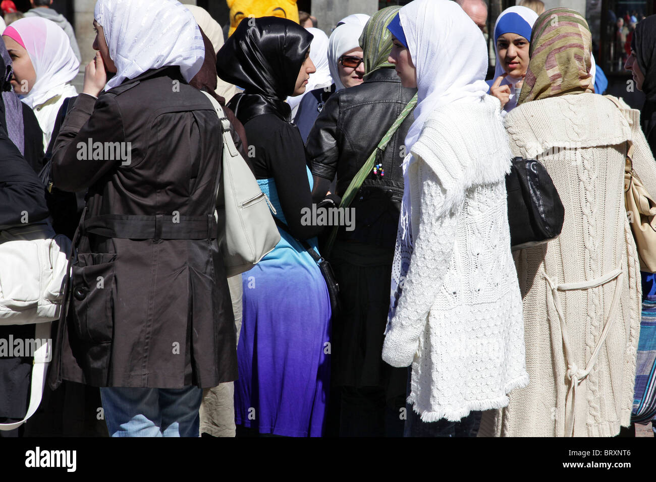 VEILED WOMAN TOURISTS, MADRID, SPAIN Stock Photo - Alamy