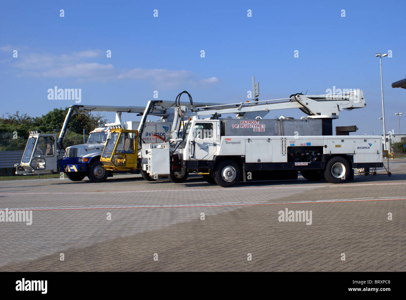 AIRCRAFT DE-ICING RIGS Stock Photo - Alamy