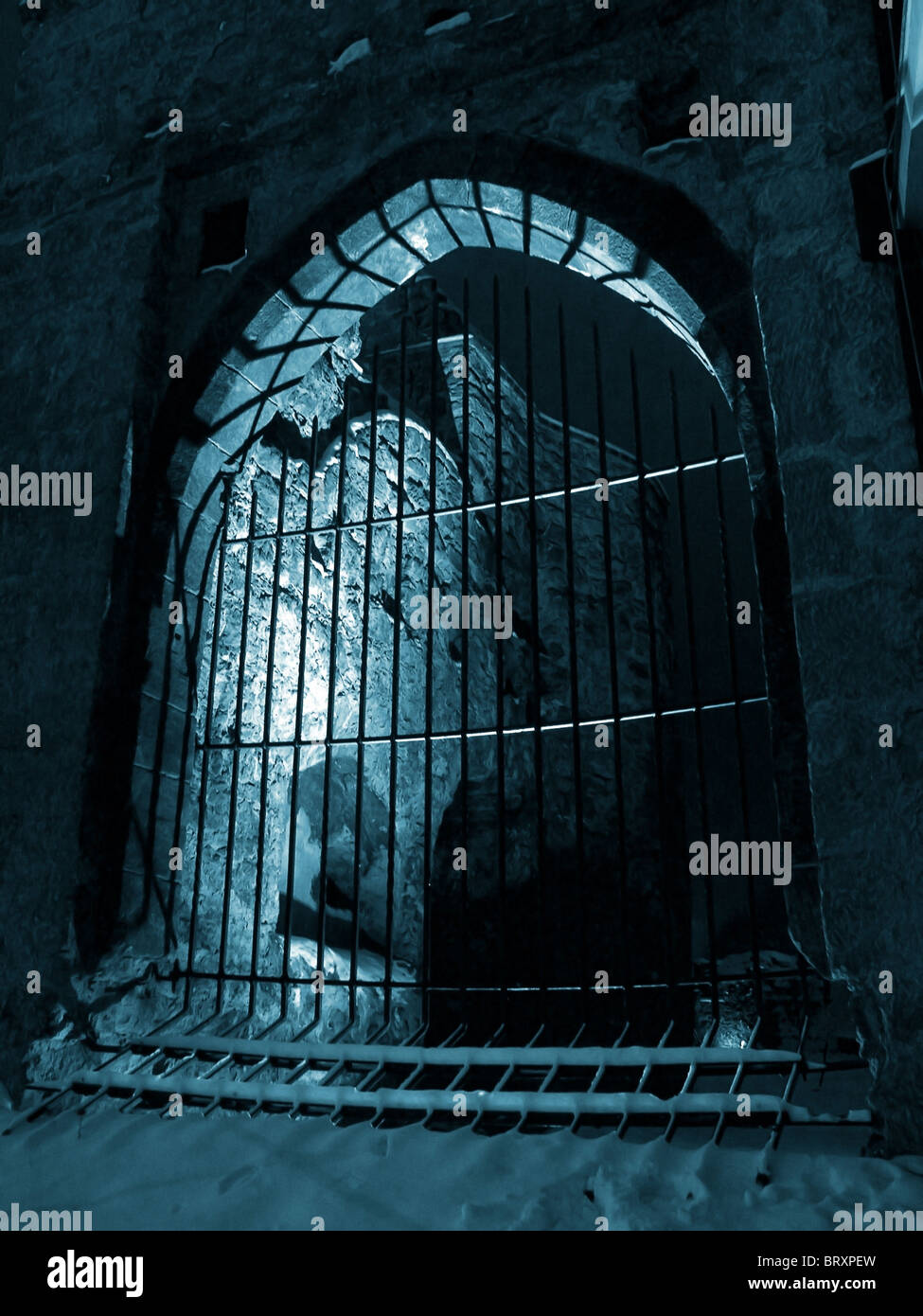 Night castle entrance entry hi-res stock photography and images - Alamy