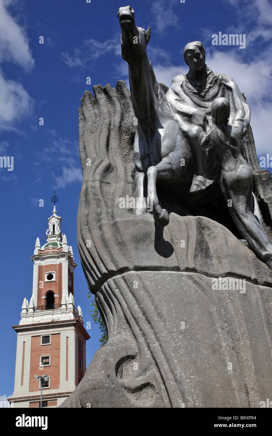MONUMENTAL STATUE IN FRONT OF THE MONCLOA BEACON, MUSEUM OF AMERICA ...
