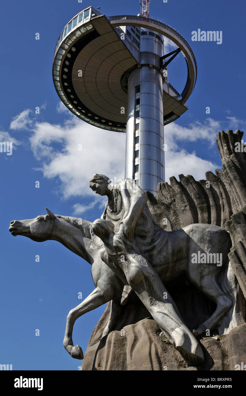 MONUMENTAL STATUE IN FRONT OF THE MONCLOA BEACON, MUSEUM OF AMERICA ...