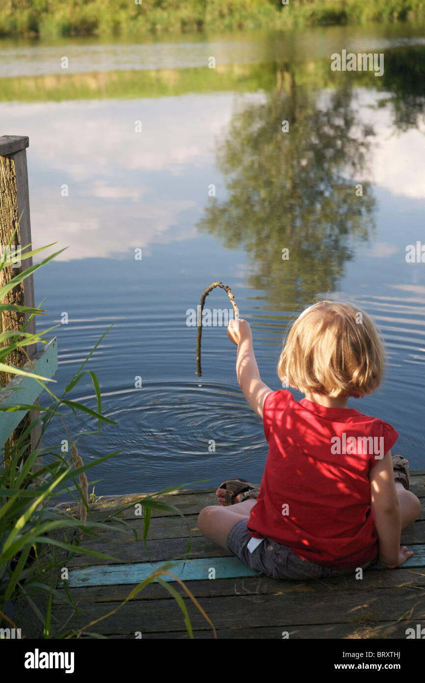 LITTLE GIRL PLAYING ON THE BANKS OF THE RIVER, SOMME (80), PICARDY ...