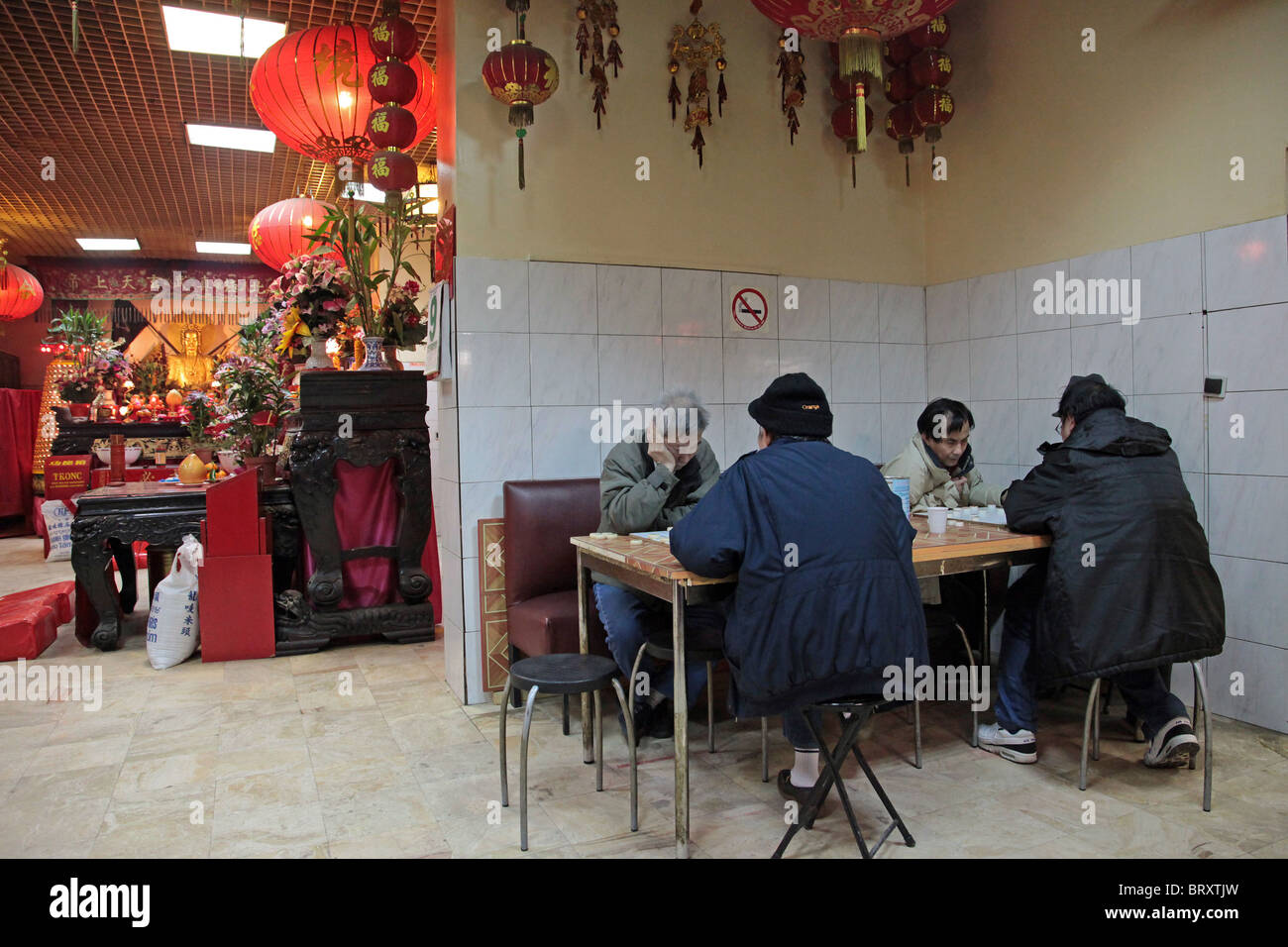 CHINESE CHESS PLAYERS, ALTAR TO BUDDHA, PARIS (75), 13TH ARRONDISSEMENT ...