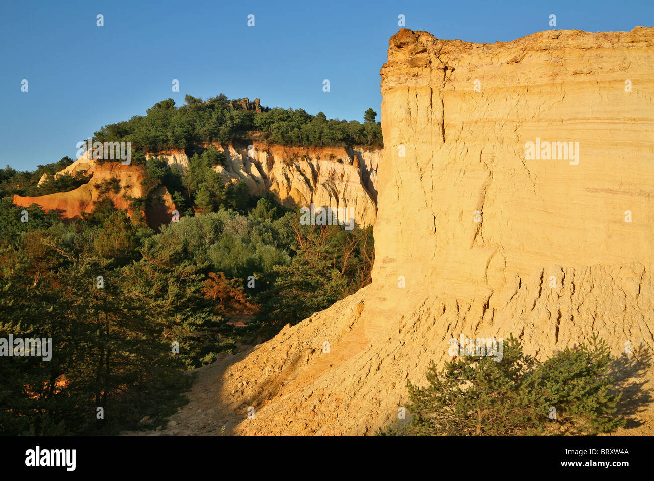 COLORADO PROVENCAL, THE MULTI-COLORED OCHRE OF RUSTREL, VAUCLUSE (84 ...