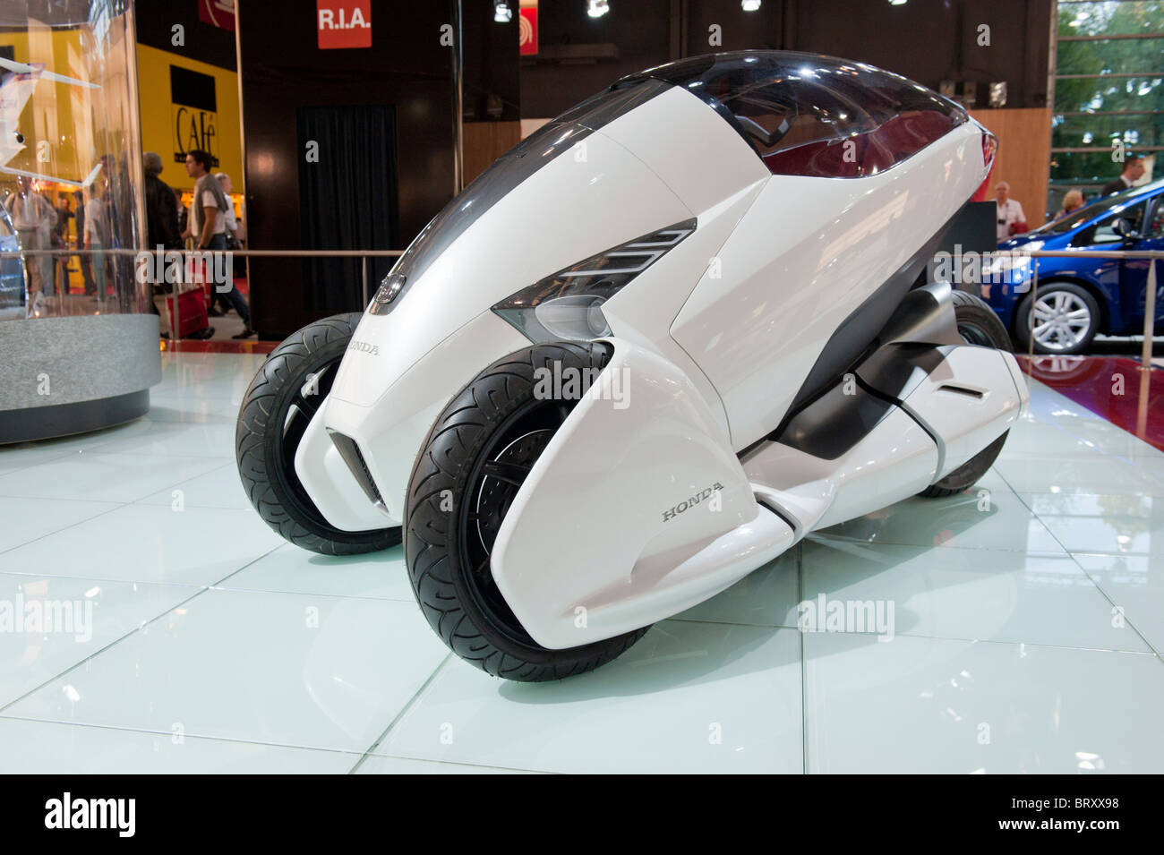 Honda electric 3-wheeled concept vehicle 3R-C at Paris Motor Show 2010 ...