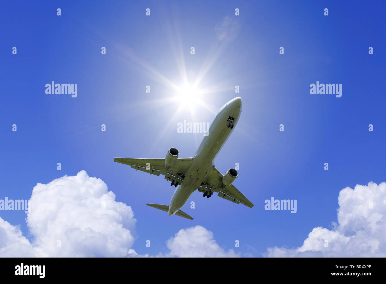 Airplane flying into the sun hi-res stock photography and images - Alamy