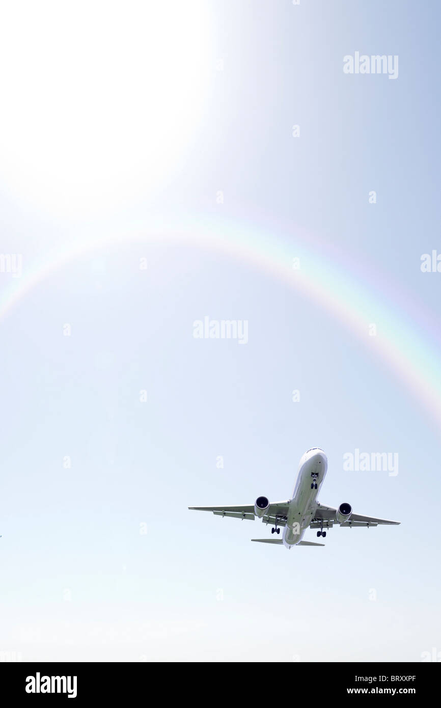 Airplane flying into the sun hi-res stock photography and images - Alamy