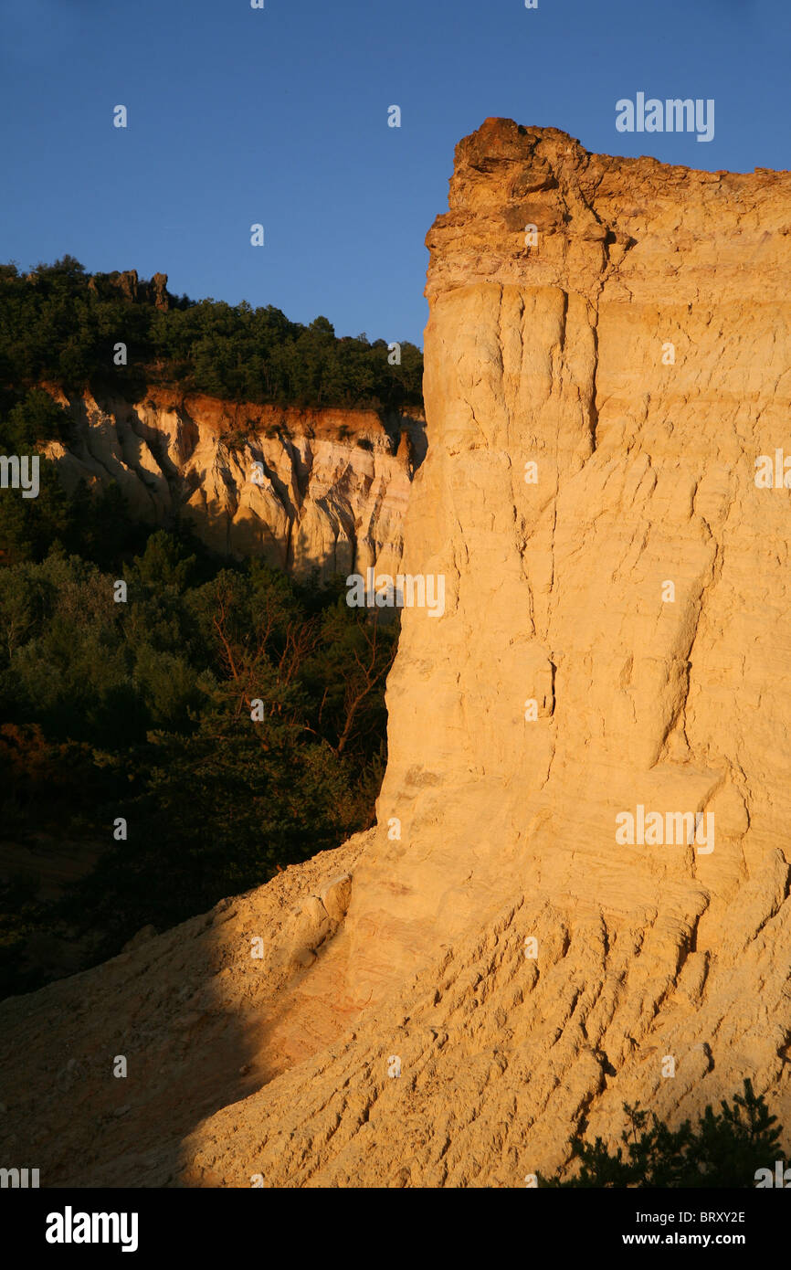 COLORADO PROVENCAL, THE MULTI-COLORED OCHRE OF RUSTREL, VAUCLUSE (84 ...