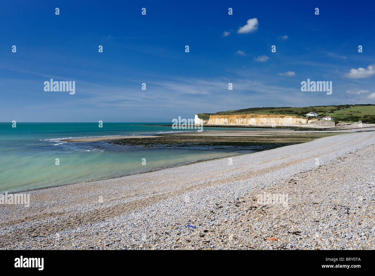Beach shingle sea sussex blue sky hi-res stock photography and images ...