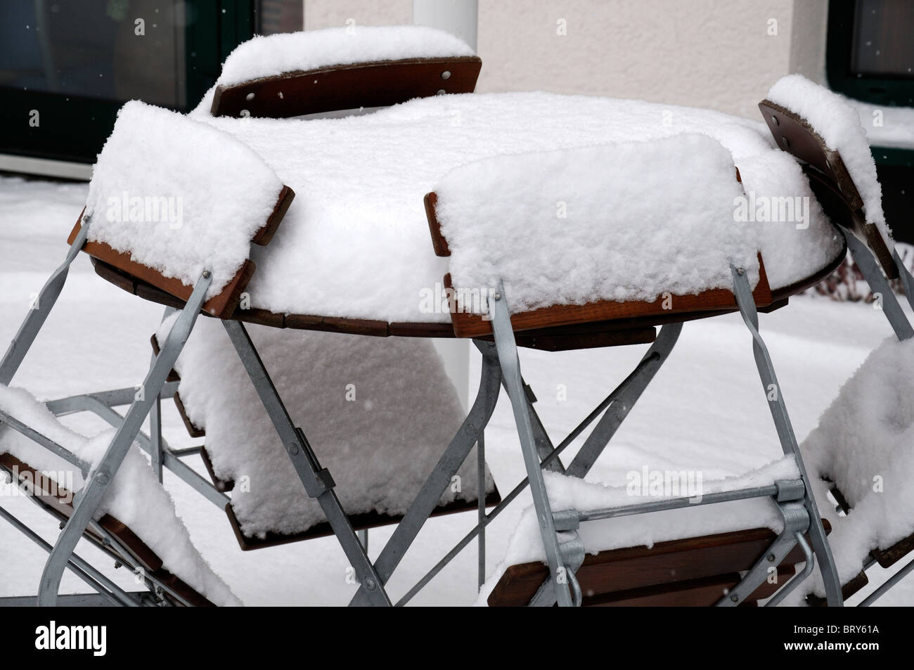 Garden winter chair hi-res stock photography and images - Alamy