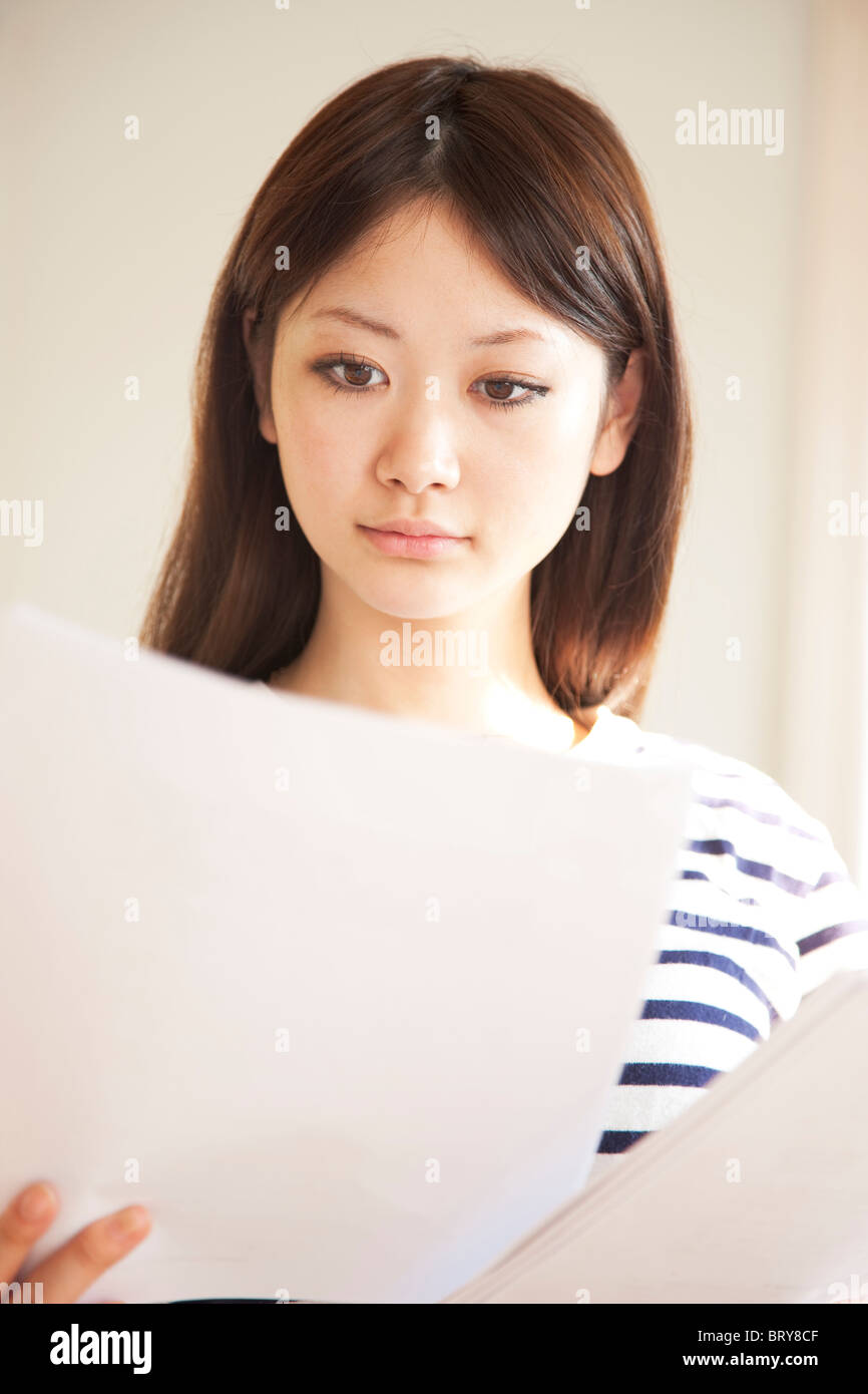 Reading text book hi-res stock photography and images - Alamy