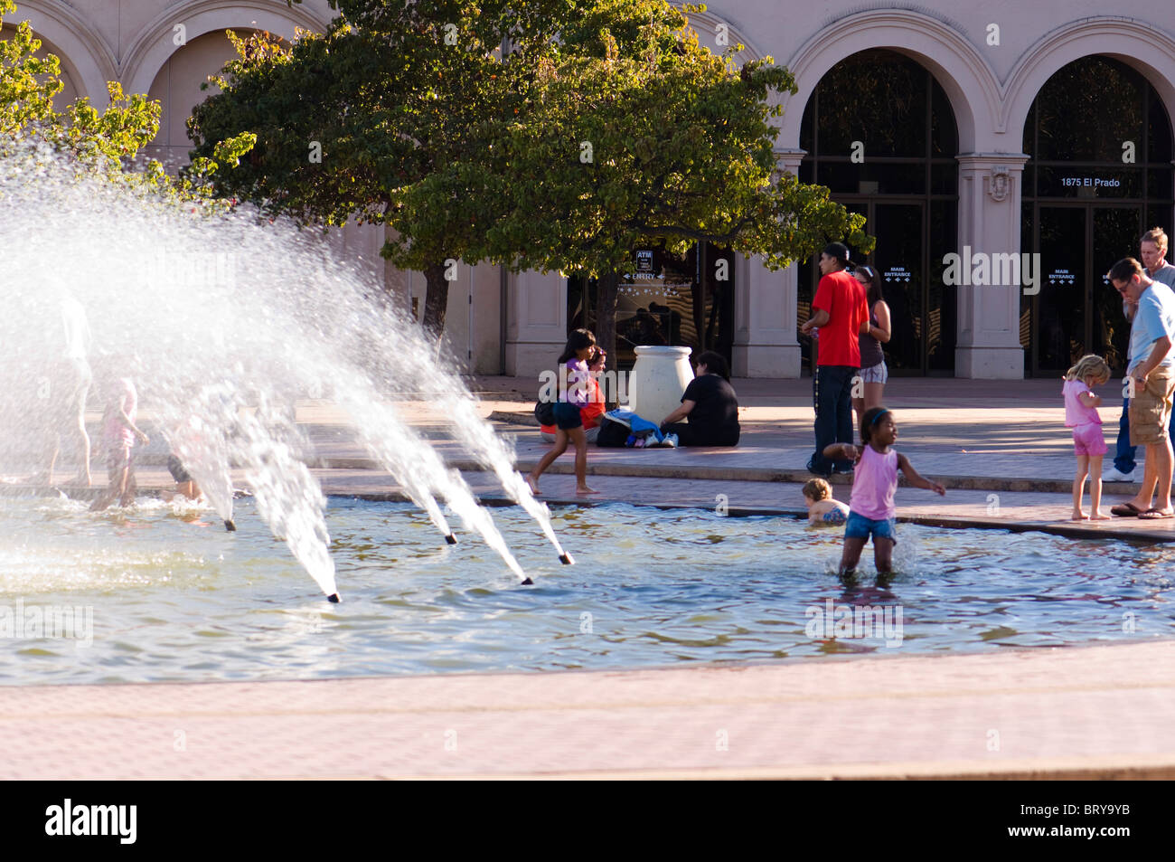 Kids playing in fountain Stock Photo - Alamy