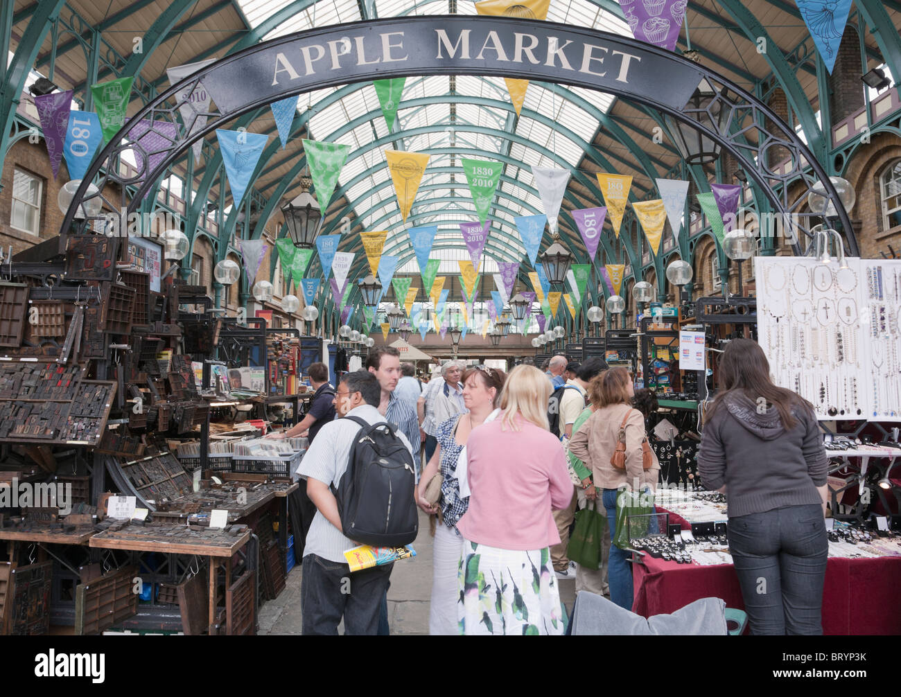 London, UK. Apple Market, Covent Garden, stalls selling antiques, arts ...