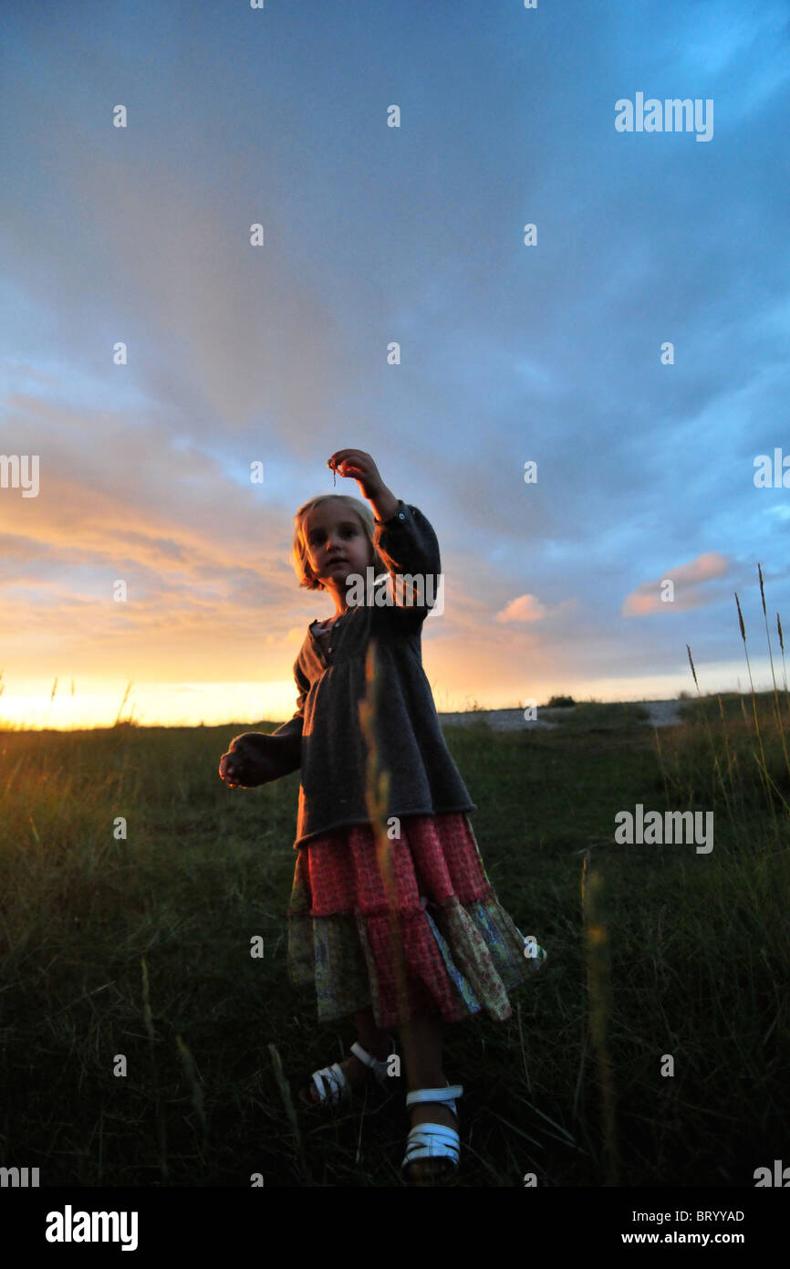 LITTLE GIRL AT SUNSET, SOMME (80), PICARDY, FRANCE Stock Photo - Alamy