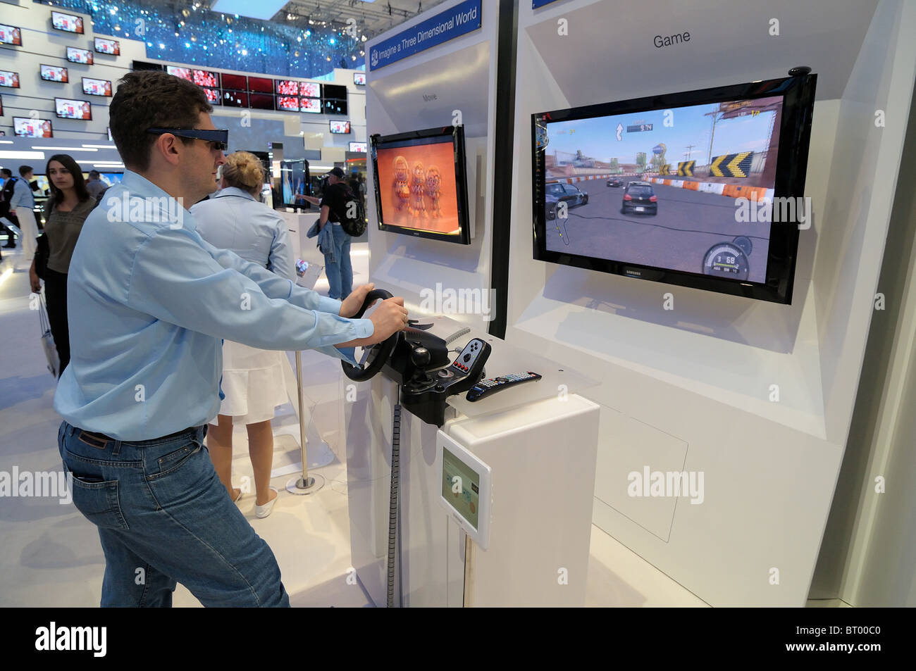 Flat screen computer monitors hi-res stock photography and images - Alamy