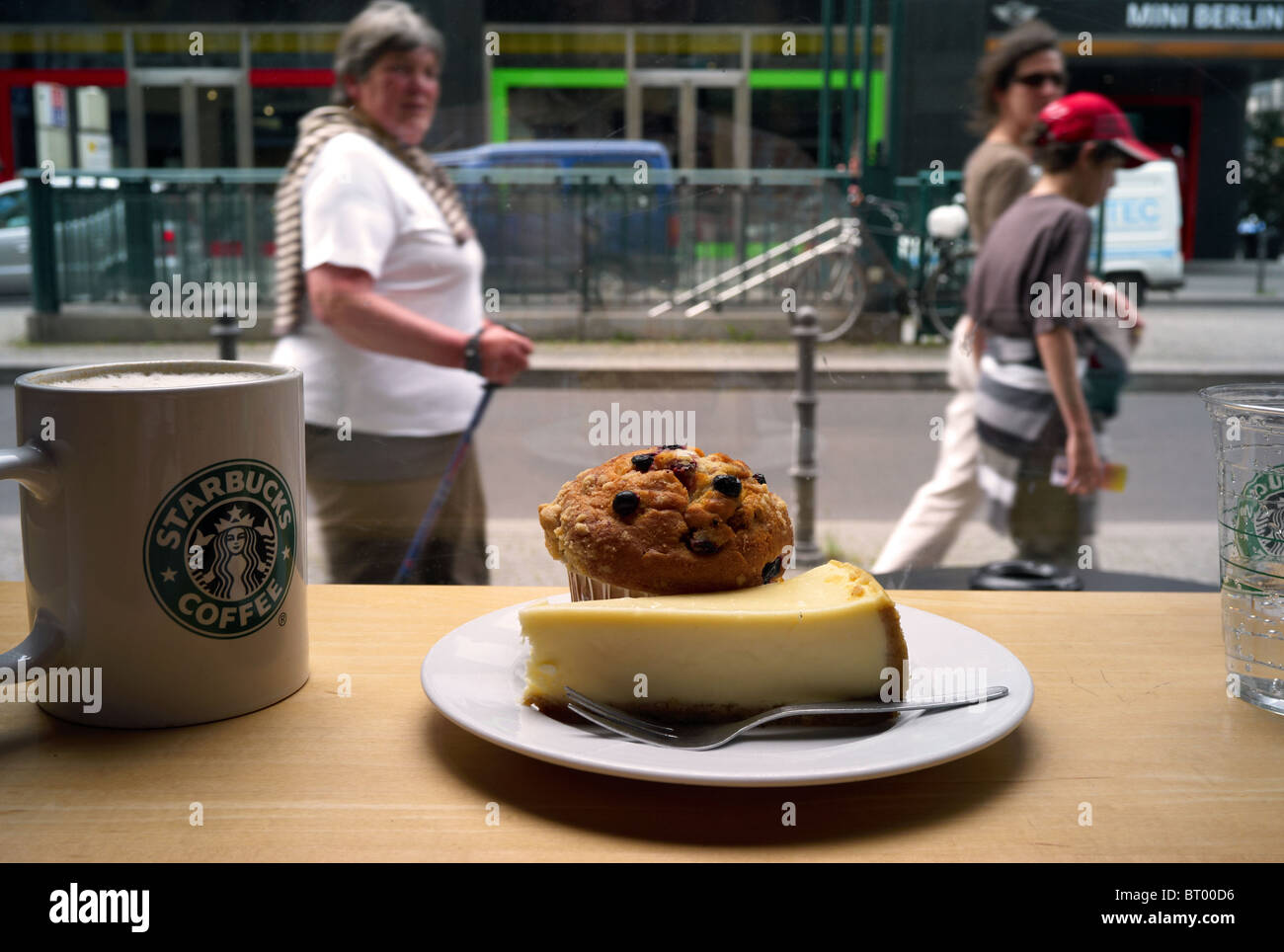 Starbucks coffee counter inside interior hi-res stock photography and ... Starbucks coffee counter inside interior hi-res stock photography and ...