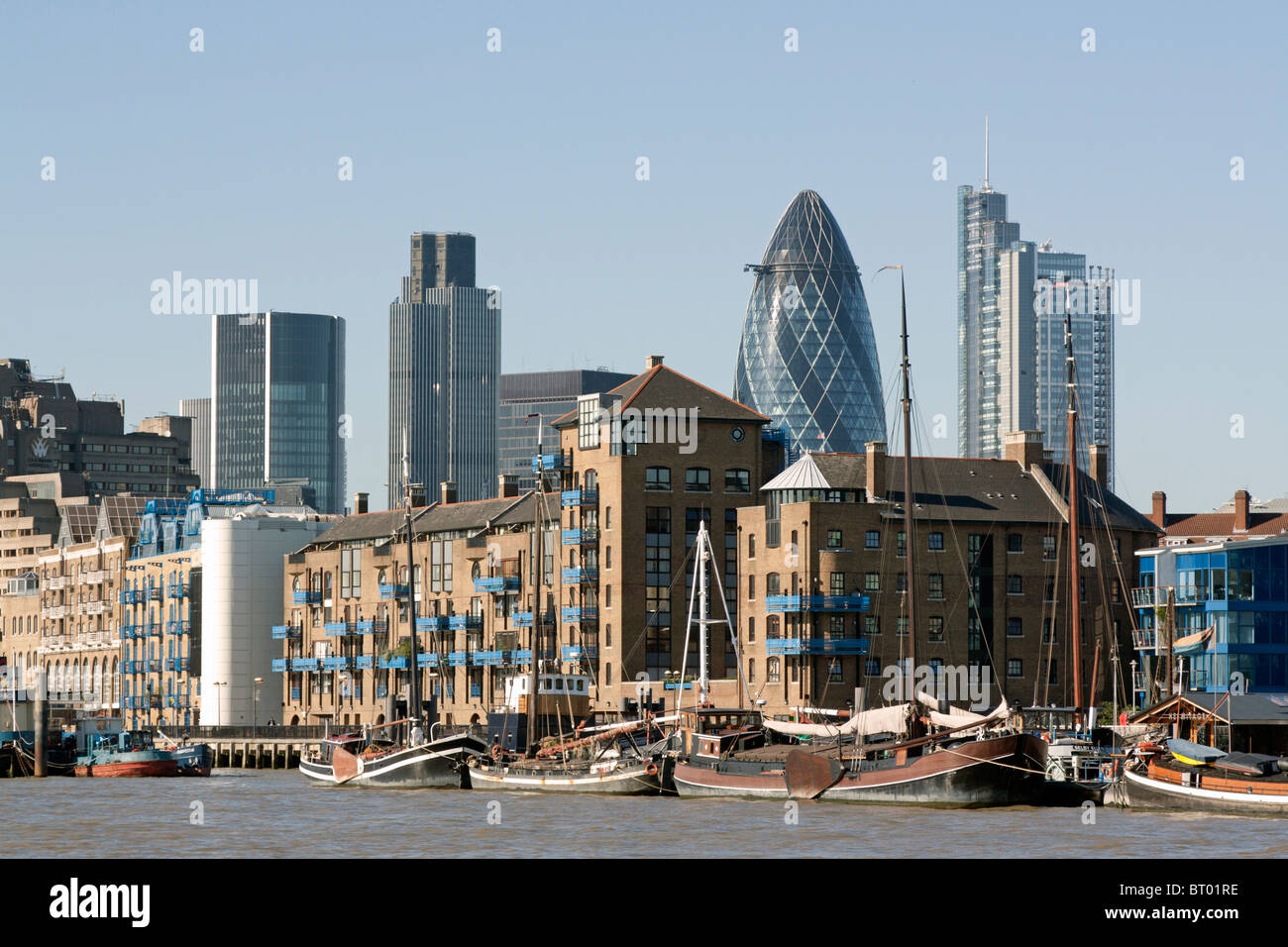 River Thames looking towards Wapping & City of London Stock Photo - Alamy
