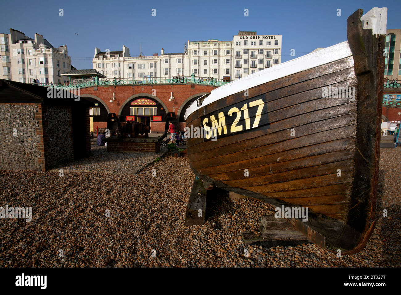 Brighton pier boat promenade beach hi-res stock photography and images ...