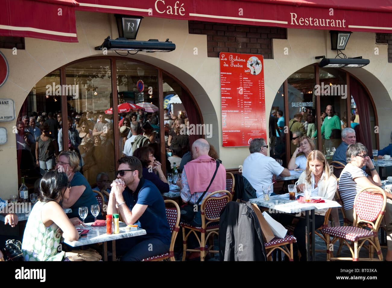 People eating at cafe in Paris, France Stock Photo - Alamy