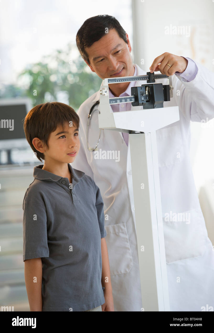 Doctor's office scale hi-res stock photography and images - Alamy