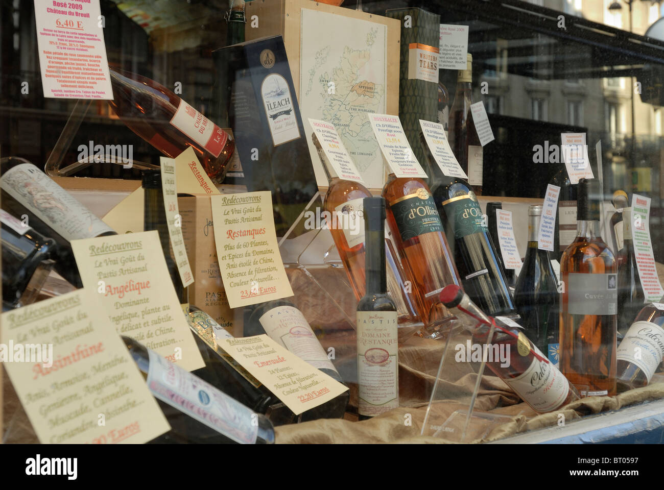 Bottles wine in window display hi-res stock photography and images - Alamy