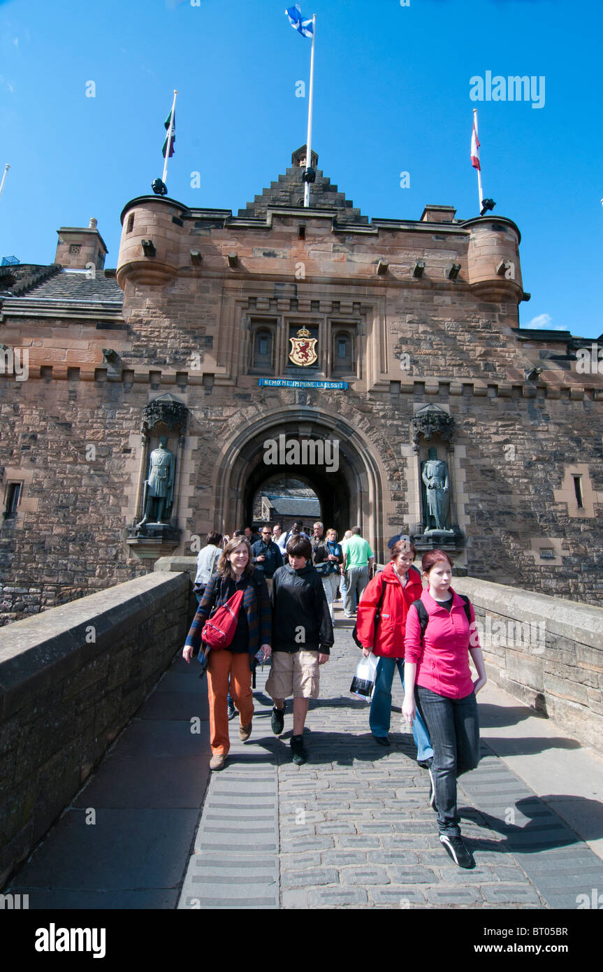Entrance to edinburgh castle hi-res stock photography and images - Alamy