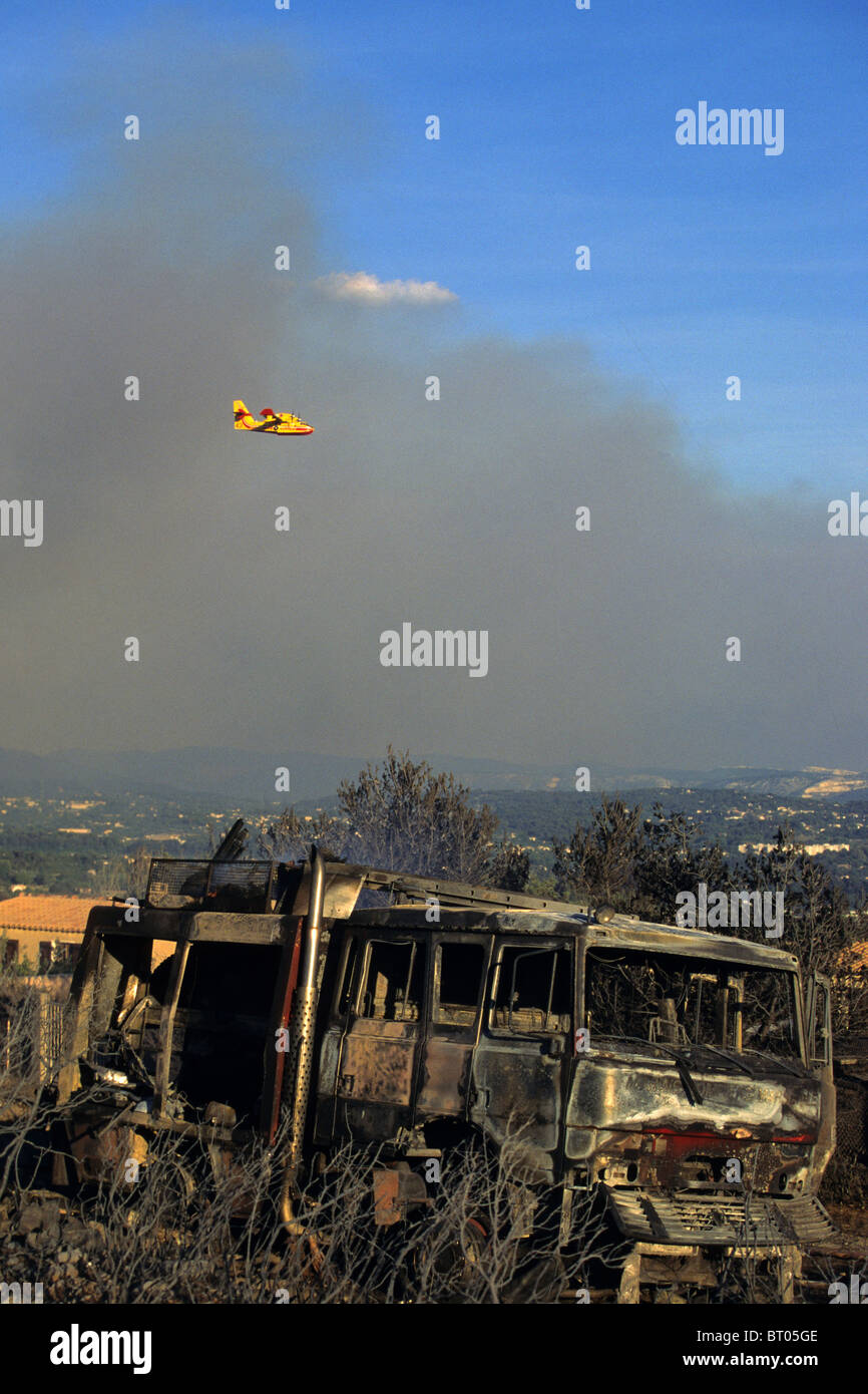 FIRE ENGINE BURNING DURING THE FIRES IN MARSEILLE, BOUCHES-DU-RHONE (13 ...