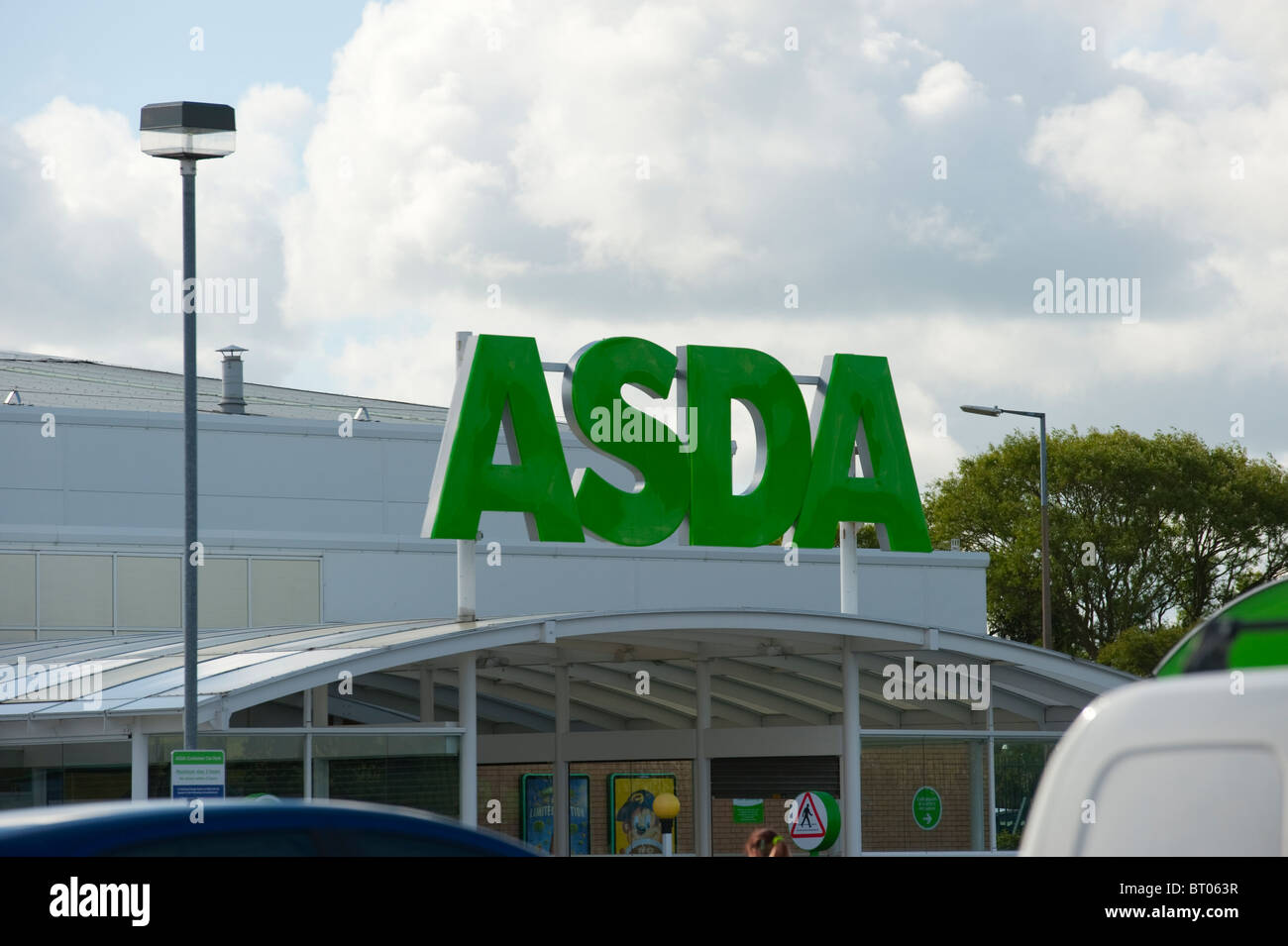 Supermarket entrance sign hi-res stock photography and images - Alamy