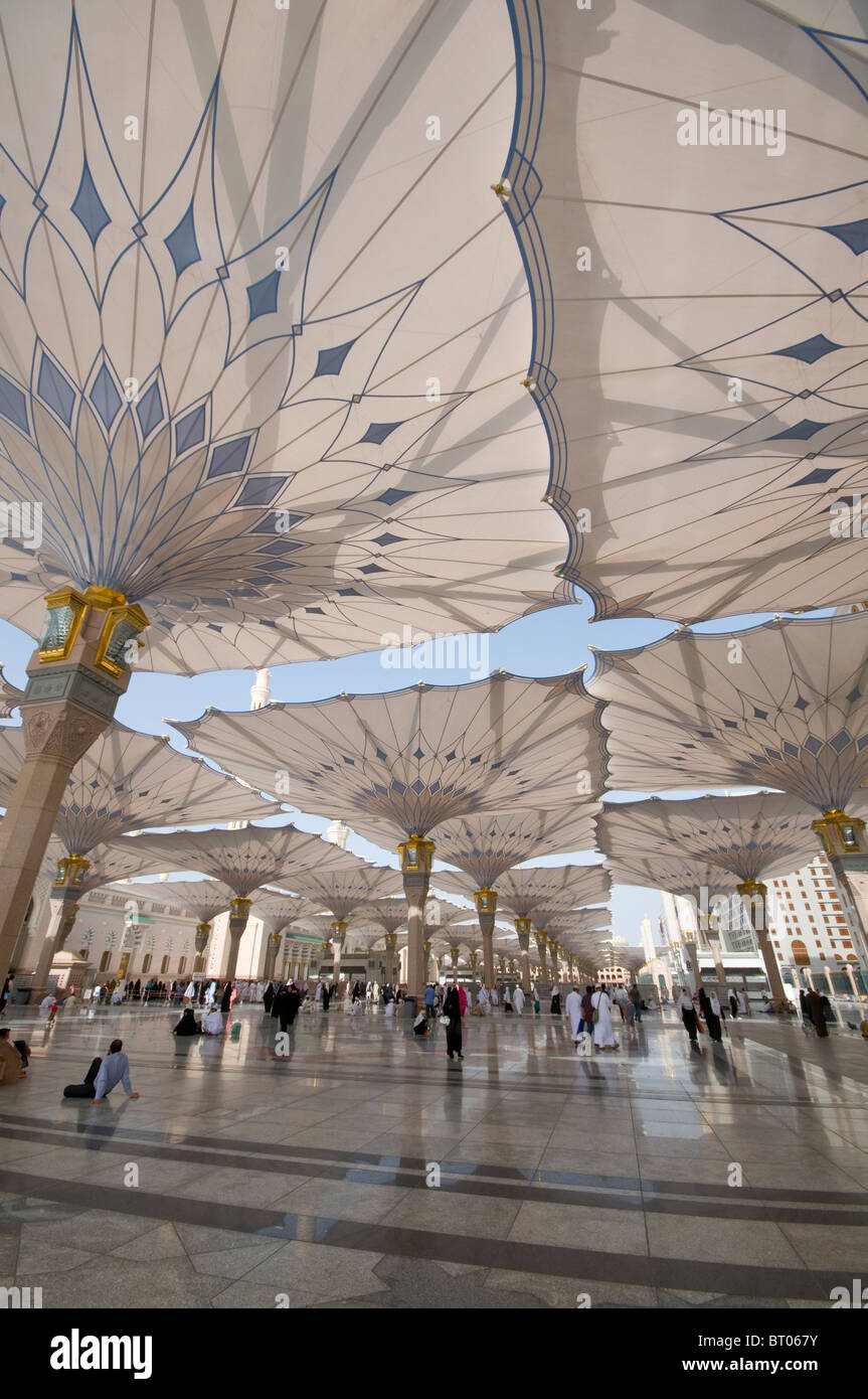 Pilgrims walk underneath giant umbrellas at Nabawi Mosque compound on ...