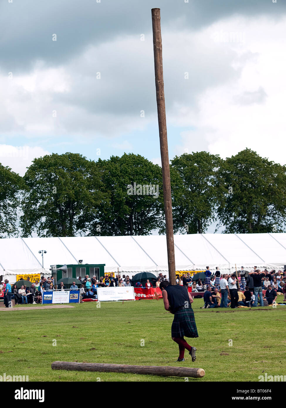 Kilt highland games tossing the caber hi-res stock photography and ...