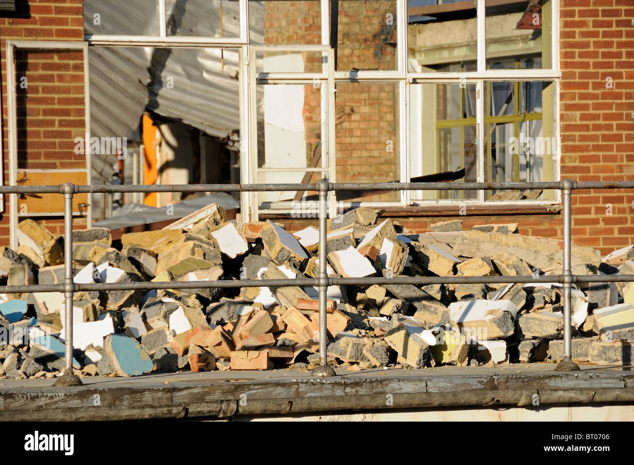 Building being demolished hi-res stock photography and images - Alamy