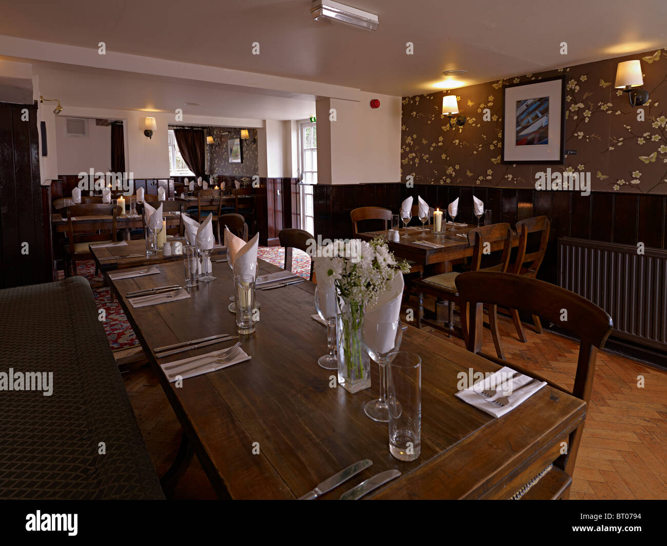 Traditional english pub interior hi-res stock photography and images ...