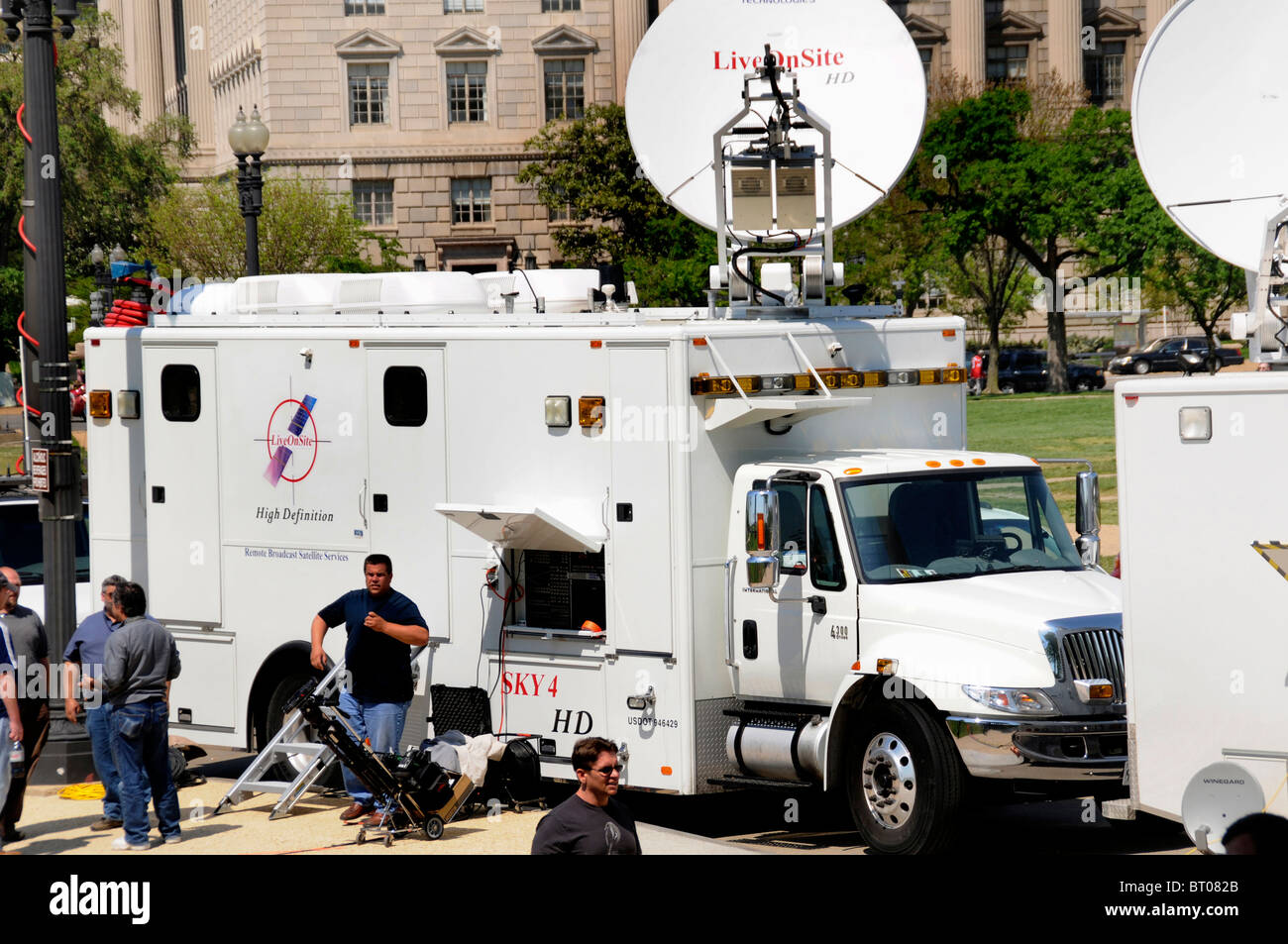 News truck hi-res stock photography and images - Alamy