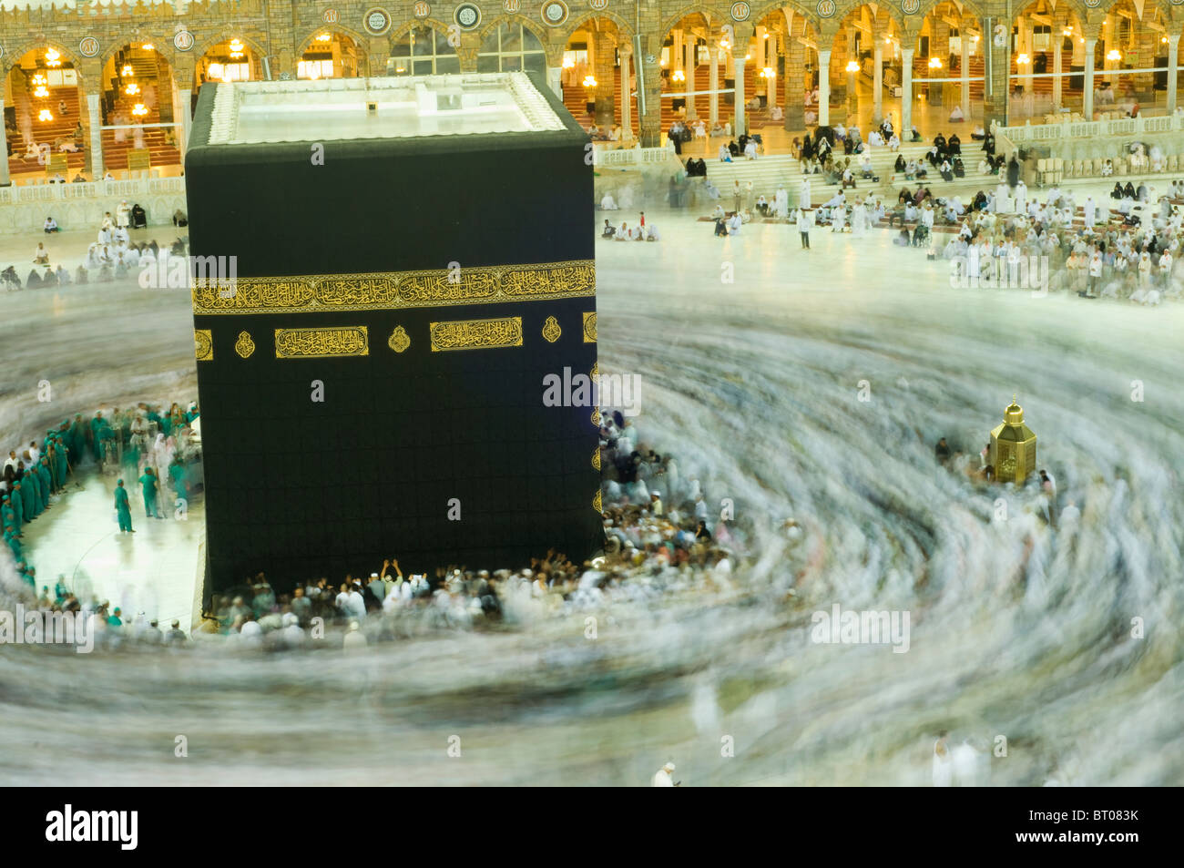A 13-second exposures of pilgrims circumabulate (tawaf) Kaaba in Makkah ...