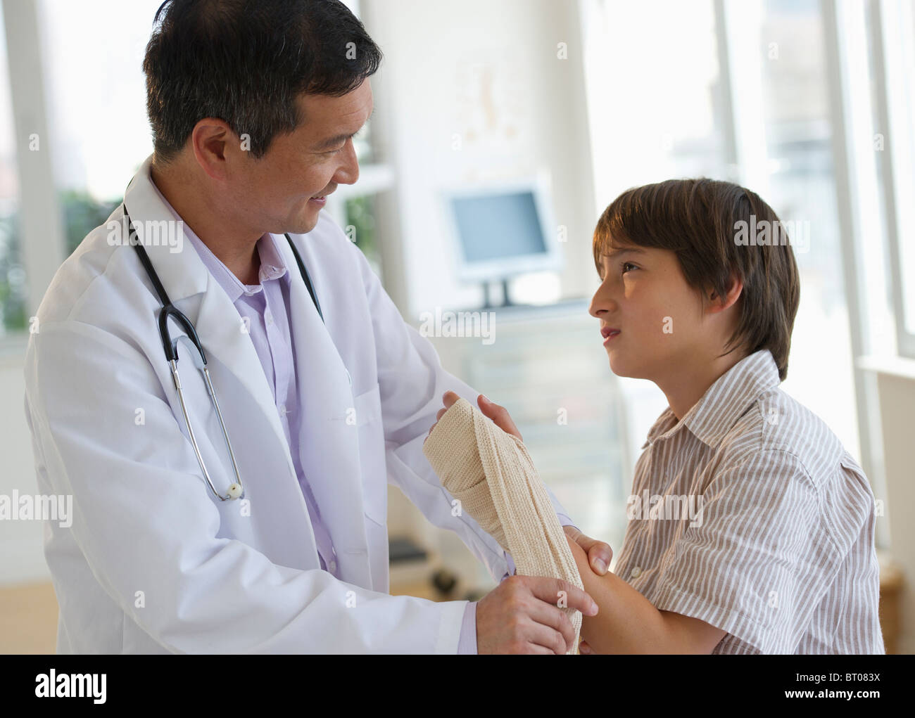Child broken arm and doctor hi-res stock photography and images - Alamy