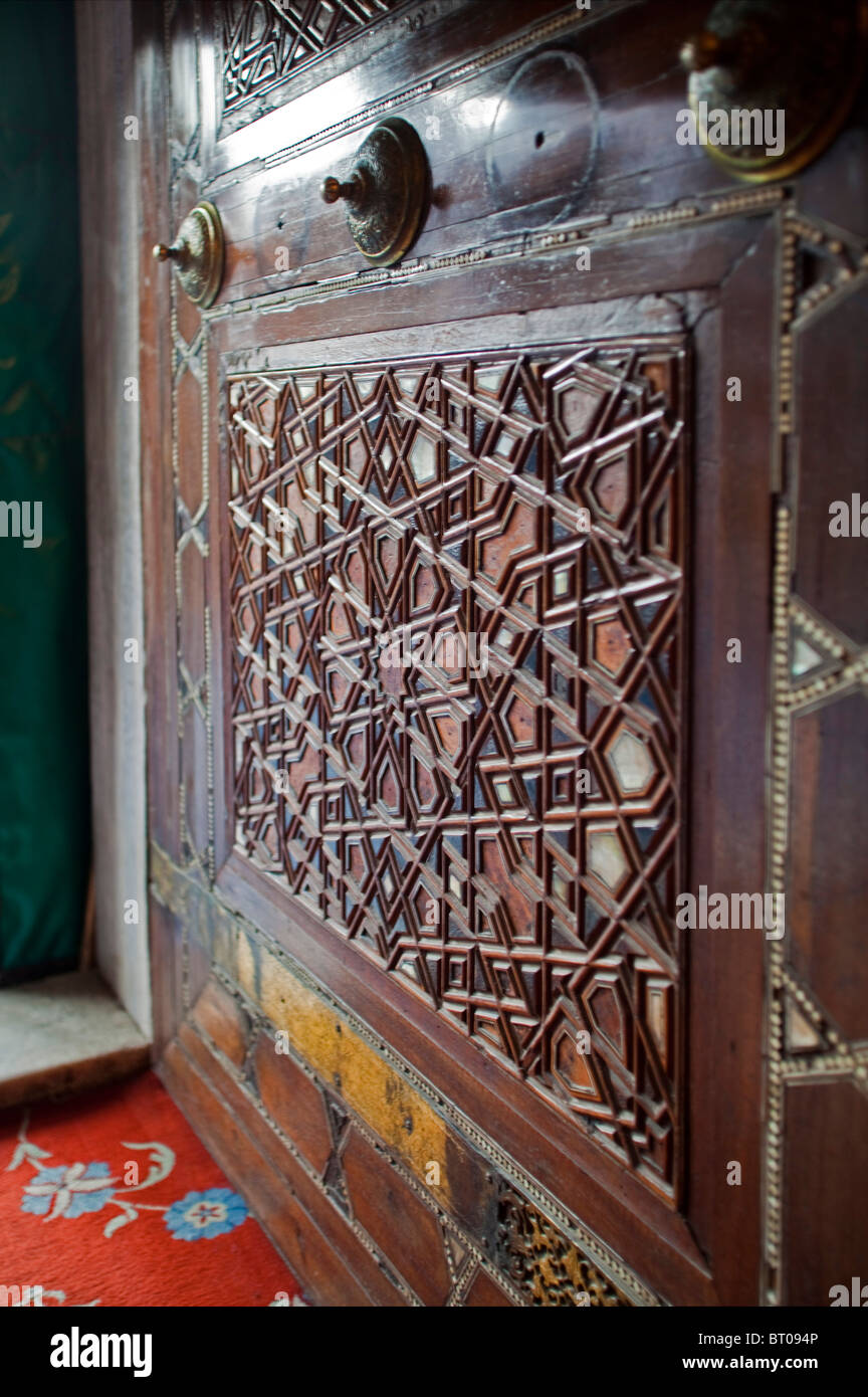 Mosque door wooden hi-res stock photography and images - Alamy