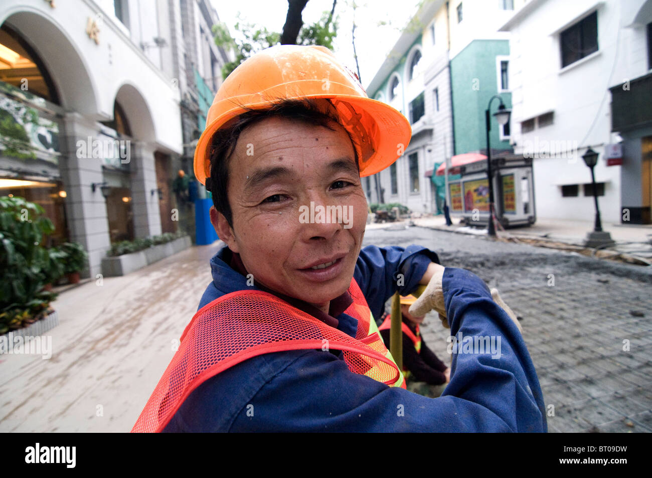 China workers building site hi-res stock photography and images - Alamy