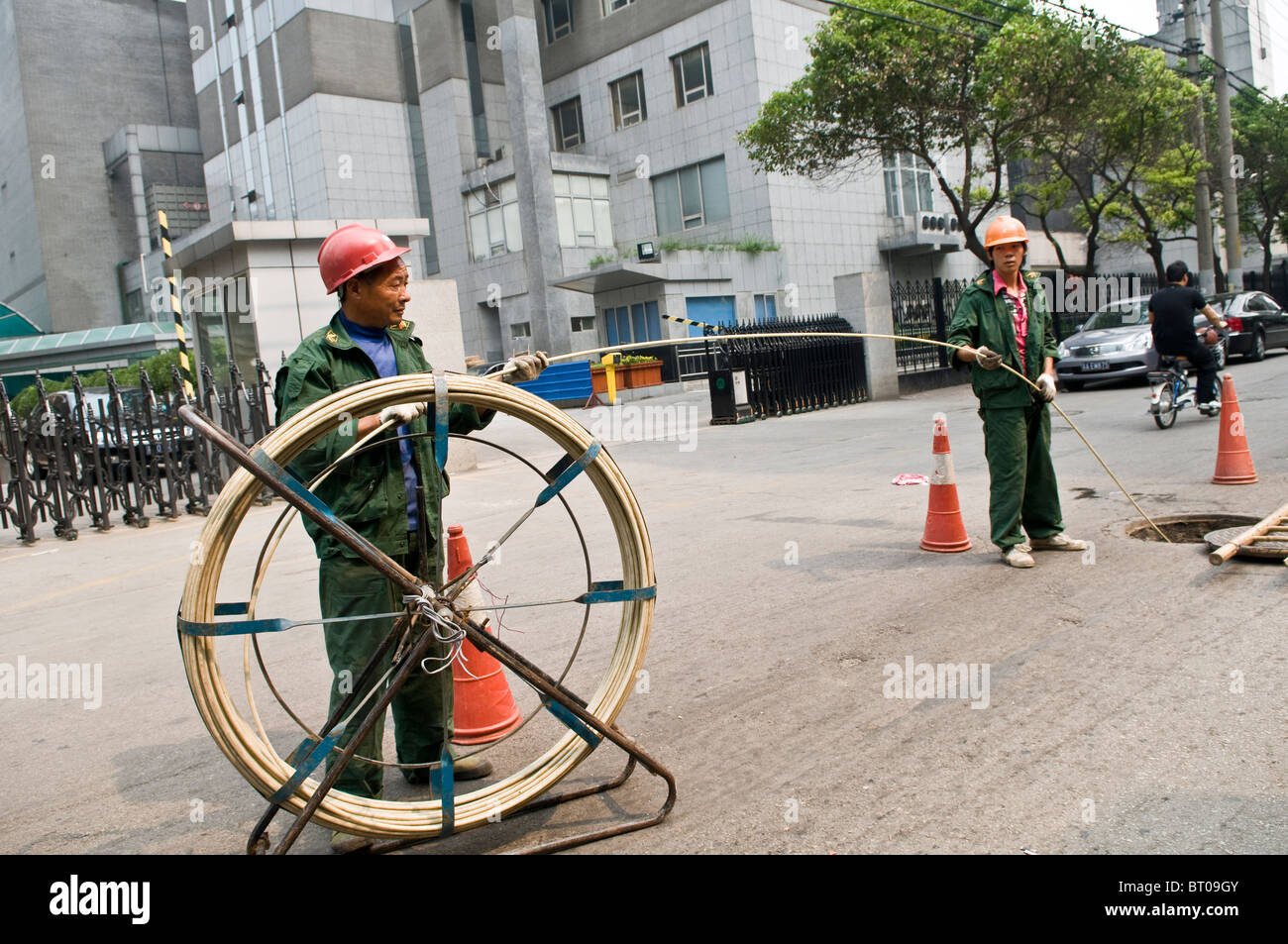 Busy building workers hi-res stock photography and images - Alamy