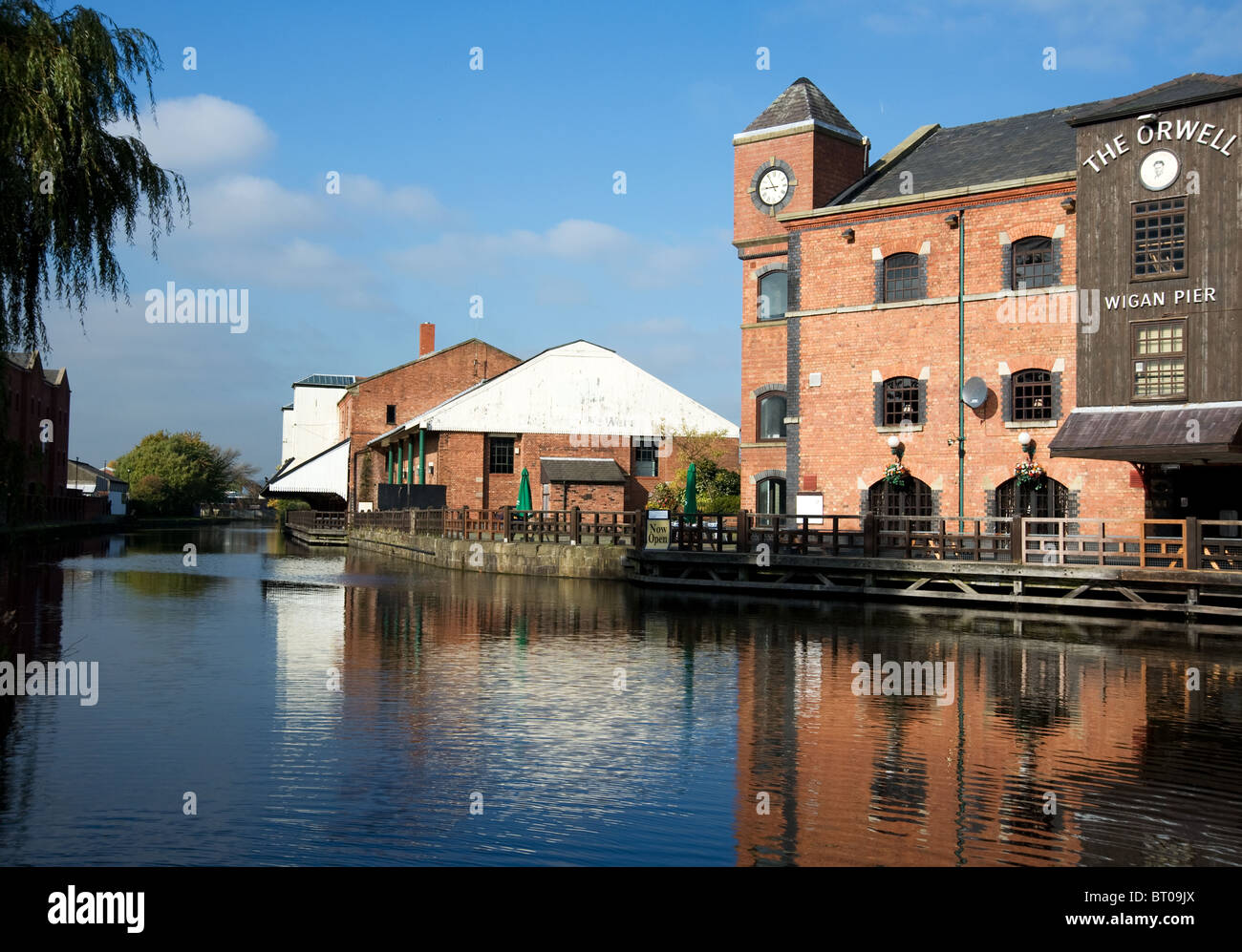 "The Orwell" and the Leeds/Liverpool canal at Wigan Pier Stock Photo ...