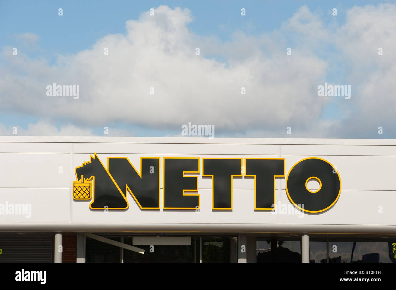 Netto Supermarket Sign Logo UK Stock Photo: 31973917 - Alamy