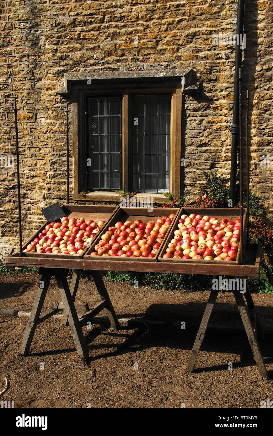 Apple stall hi-res stock photography and images - Alamy