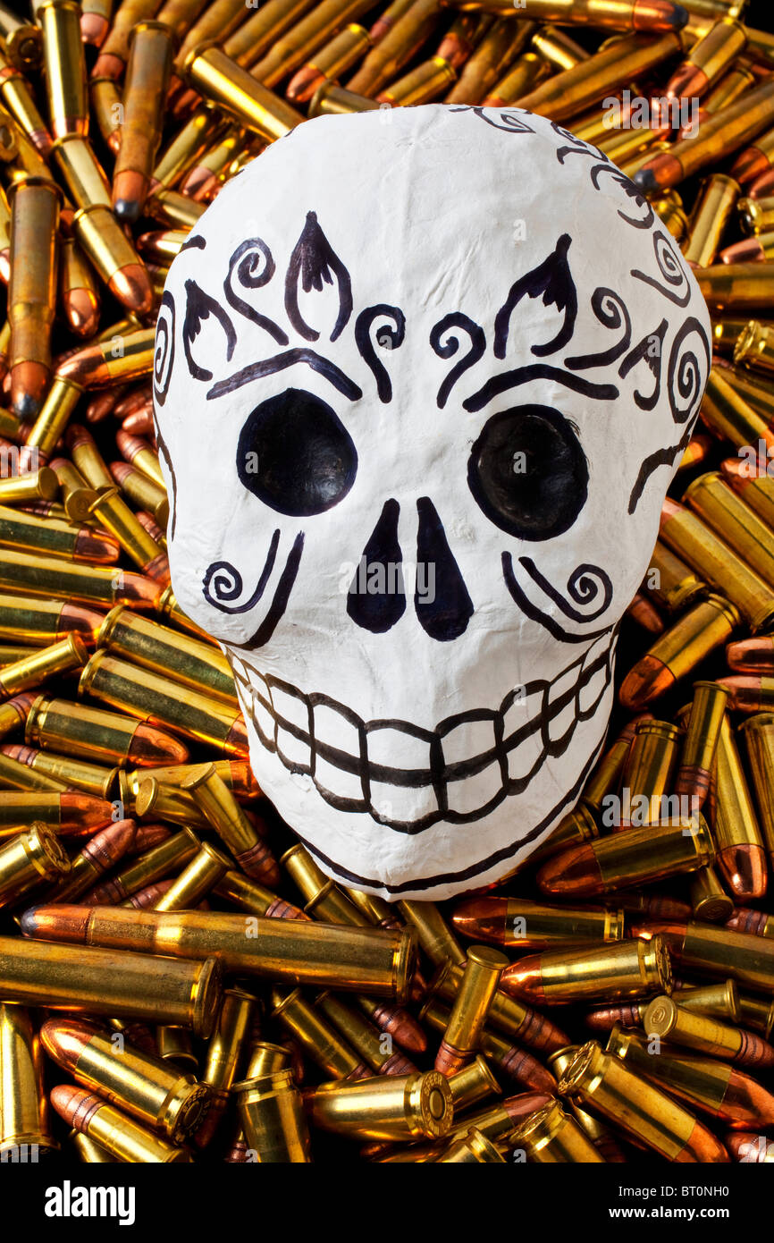Skull pistols hi-res stock photography and images - Alamy