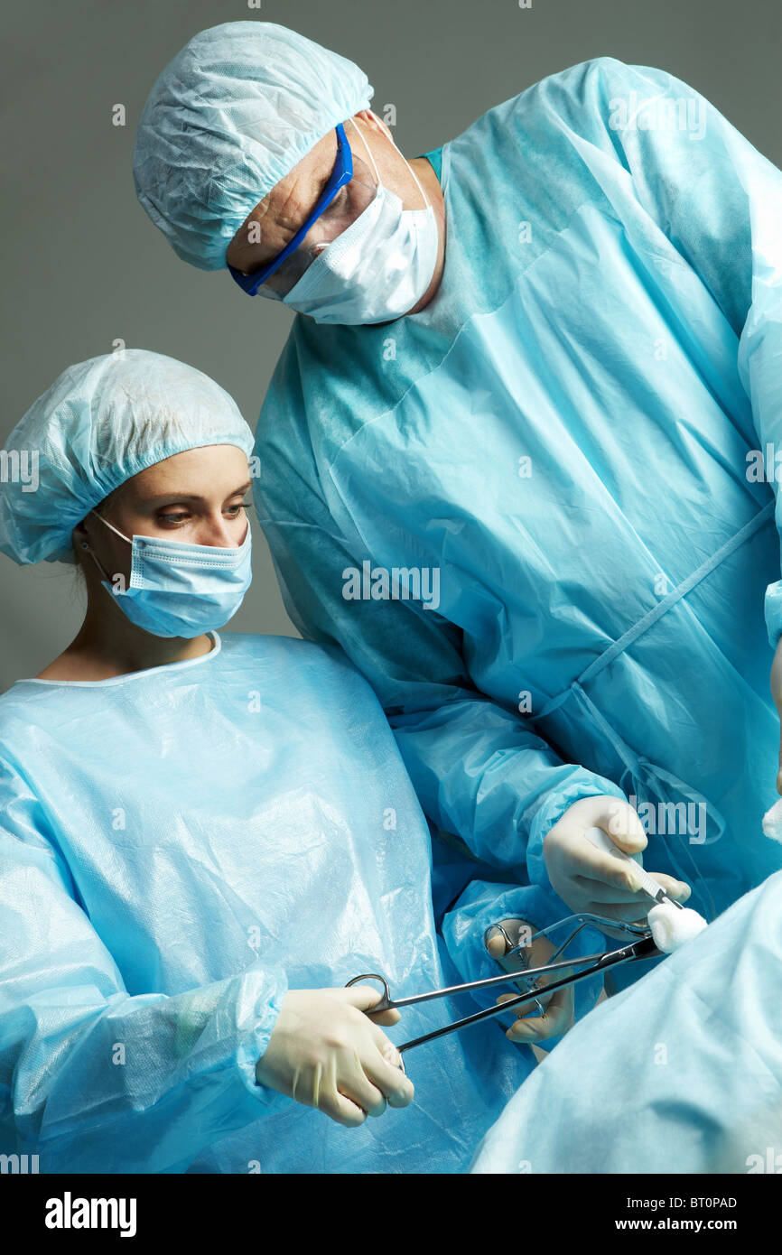 Operating on a patient hi-res stock photography and images - Alamy