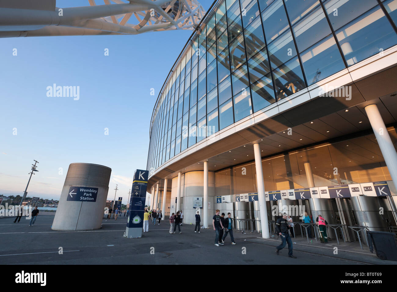Wembley stadium exterior hi-res stock photography and images - Alamy
