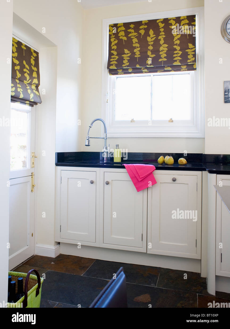 Modern kitchens with blinds hi-res stock photography and images - Alamy