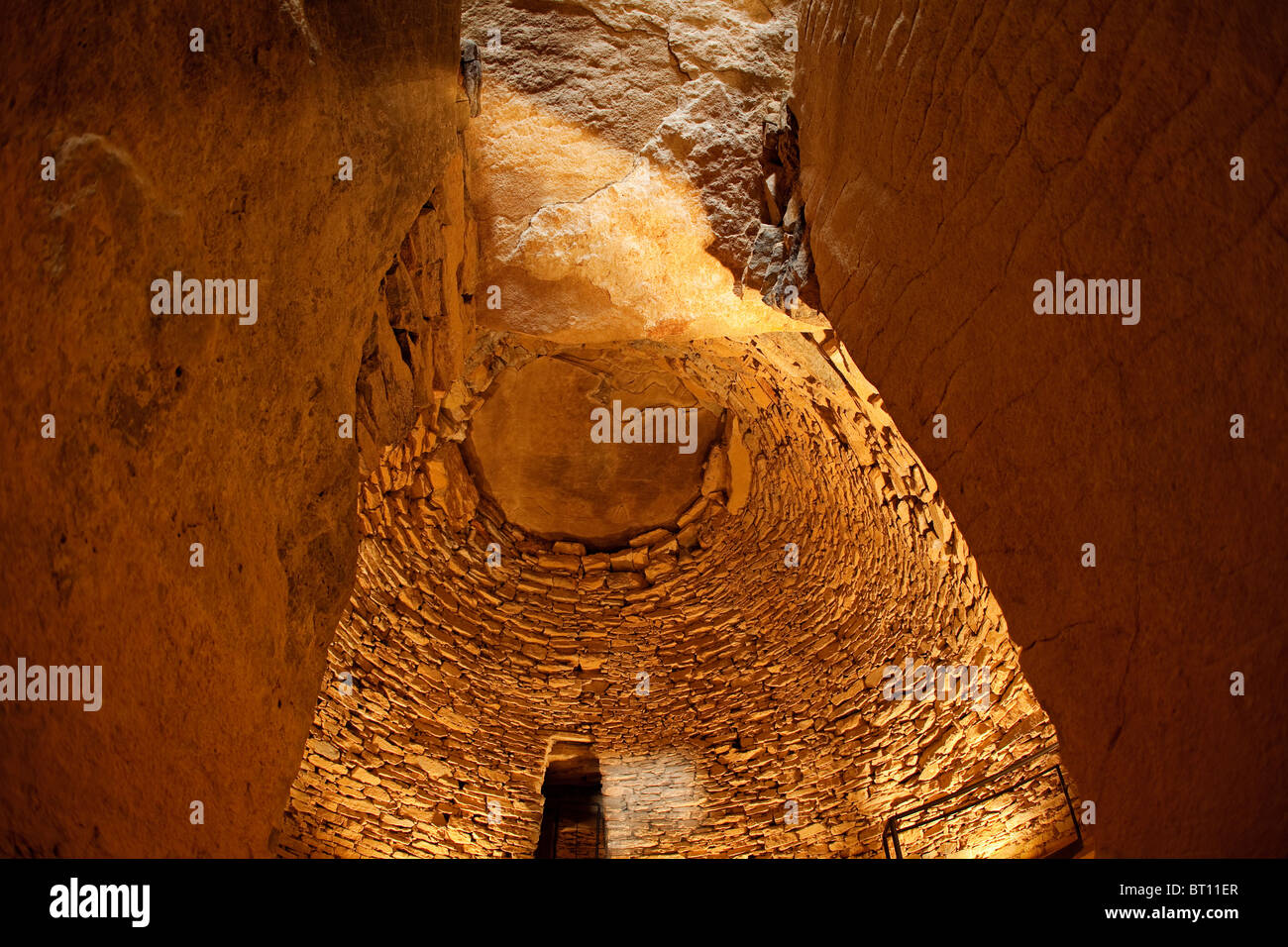 Conjunto megalítico Dolmen El Romeral Antequera Málaga Andalucía España ...