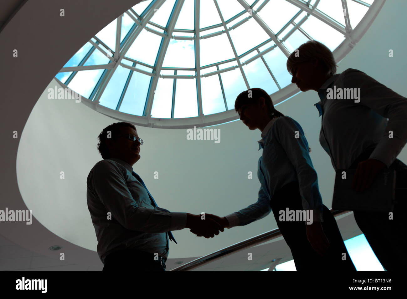 Outlines of business people making agreement in the office Stock Photo ...