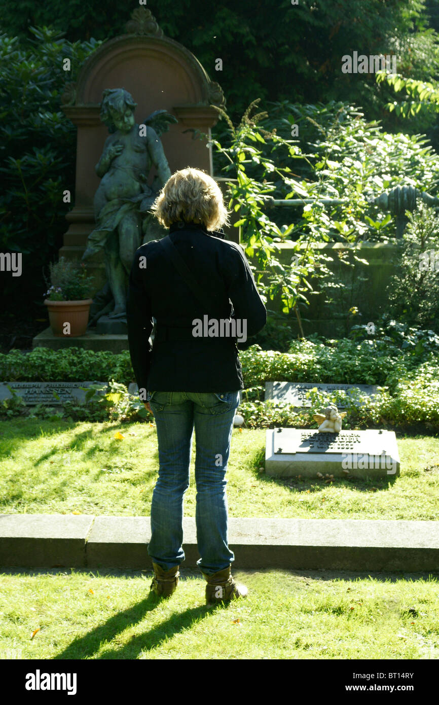 Coping with mourning hi-res stock photography and images - Alamy