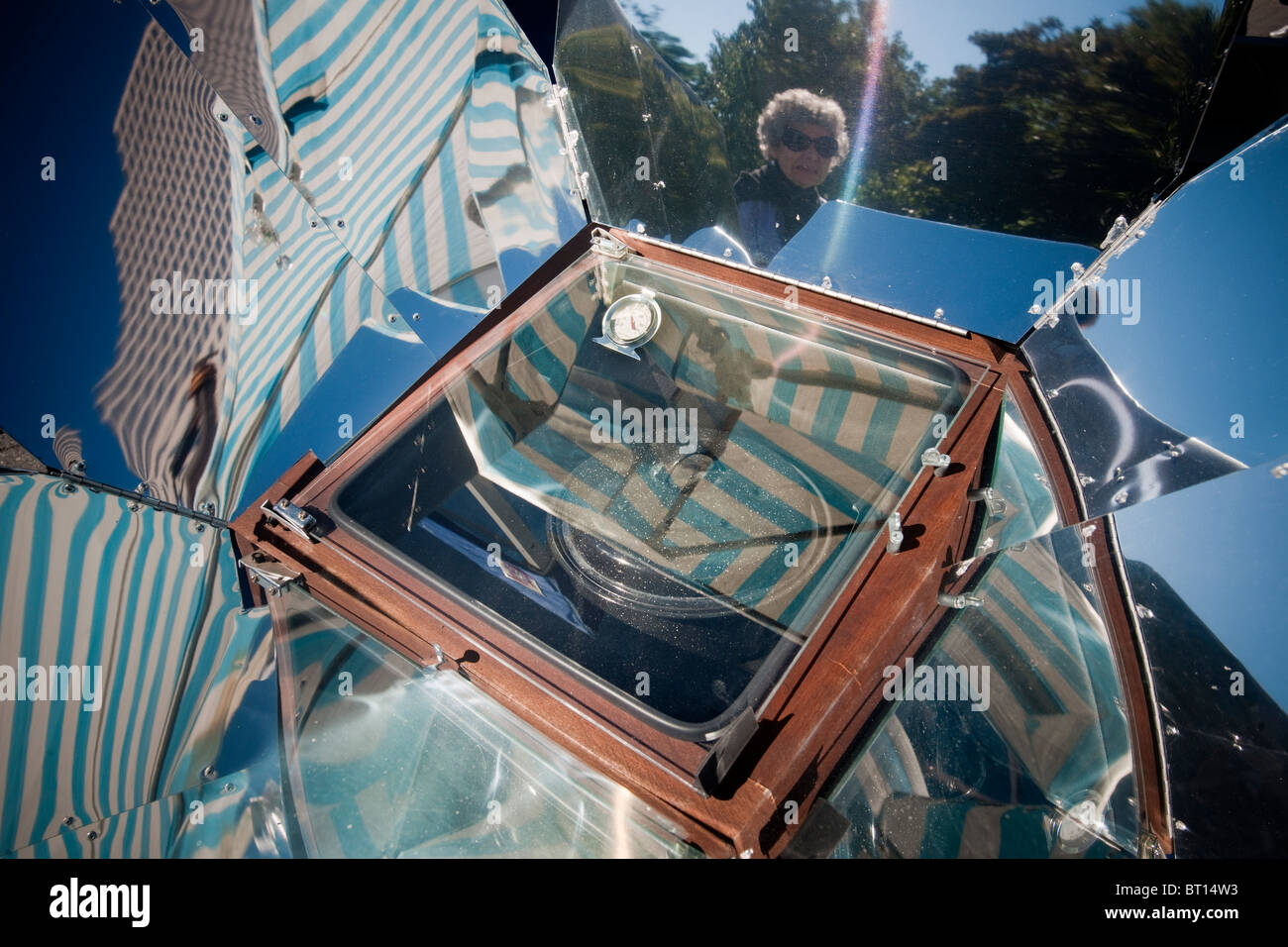 Solar oven cooking hi-res stock photography and images - Alamy