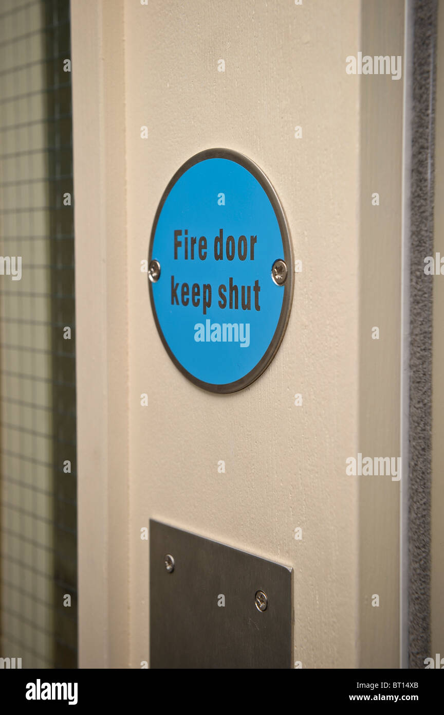 keep shut sign on a fire door Stock Photo - Alamy